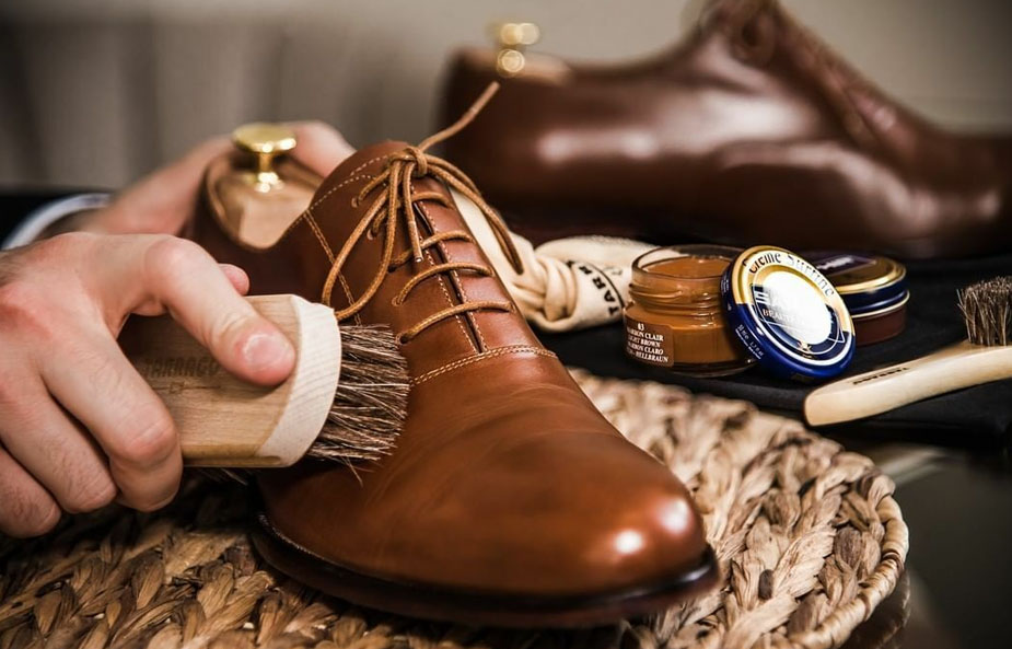 Cara Mencuci Sepatu Kulit Tanpa Membuatnya Retak